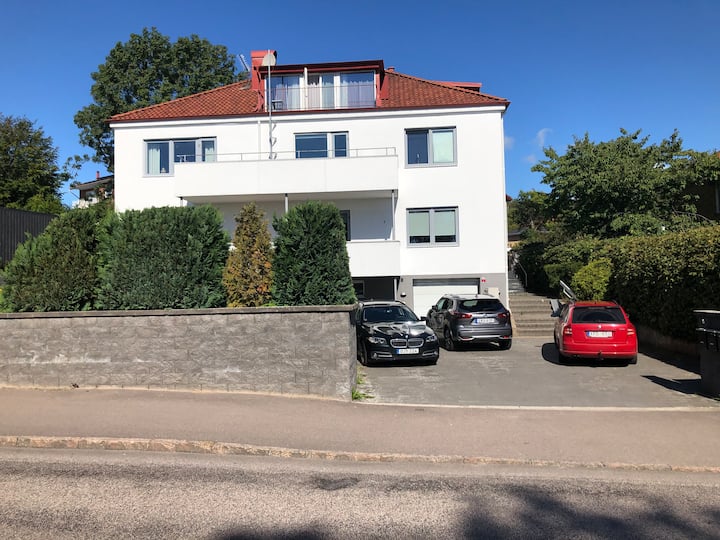 Centralt Rum Med Tillgång Till Uterum Och Grill - Halmstad