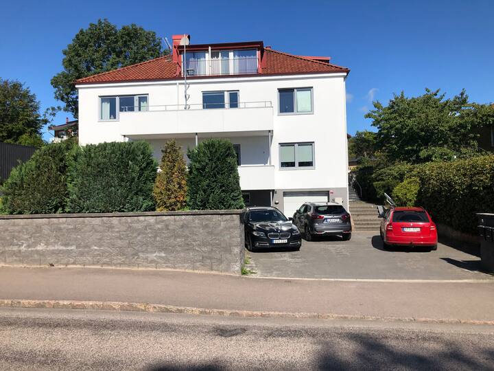 Centralt Rum Med Tillgång Till Uterum Och Grill - Halmstad