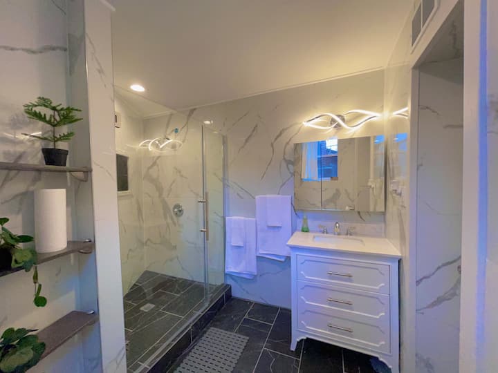 Royal Gold Suite - Camden, NJ