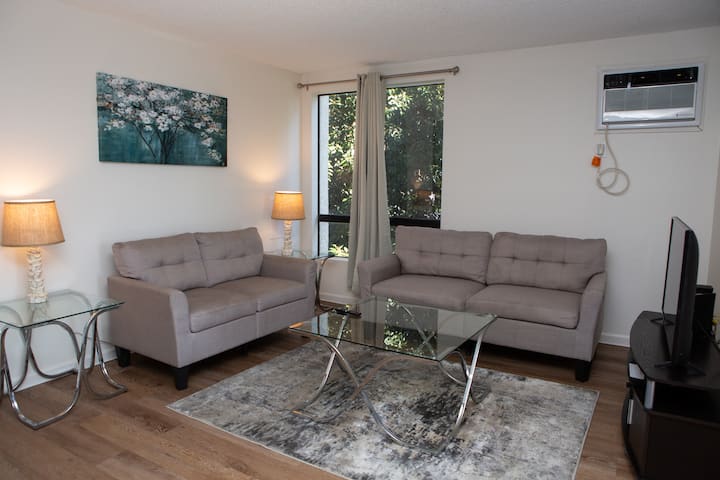 Lively Hollywood One Bedroom - Hollywood, CA