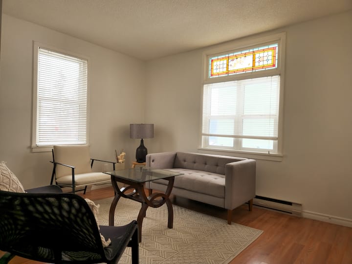 Restful Urban Cottage: 2 Bedroom Home With Parking - Kingston