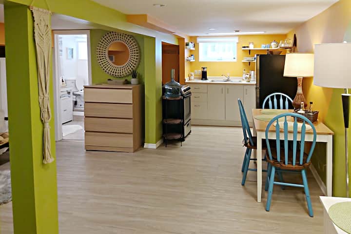 Cozy & Colourful Alcove Studio - Guelph