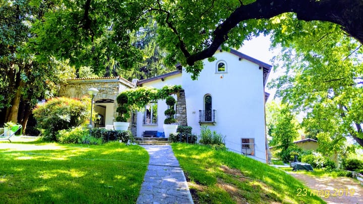 Ampia Stanza In Villa Con Parco - ヴァレーゼ