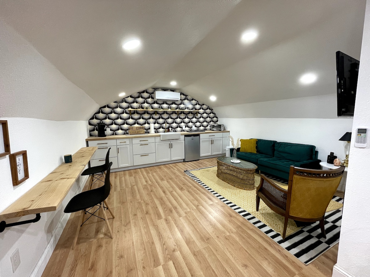 Modern, Private Loft Apartment - Guesthouses for Rent in Springfield ...