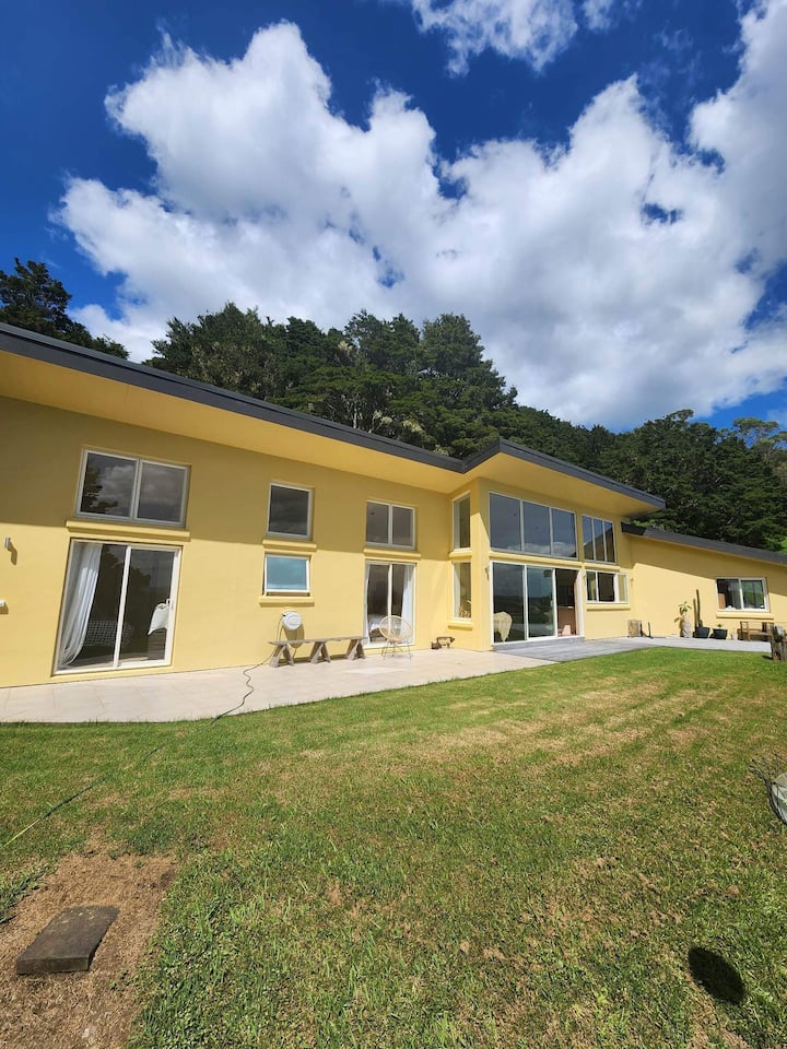 Living The High Life
Stunning Views - Hikurangi