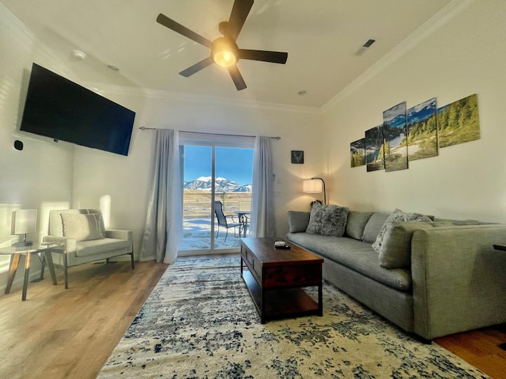 Rustic Retreat With Mountain View’s - Montana