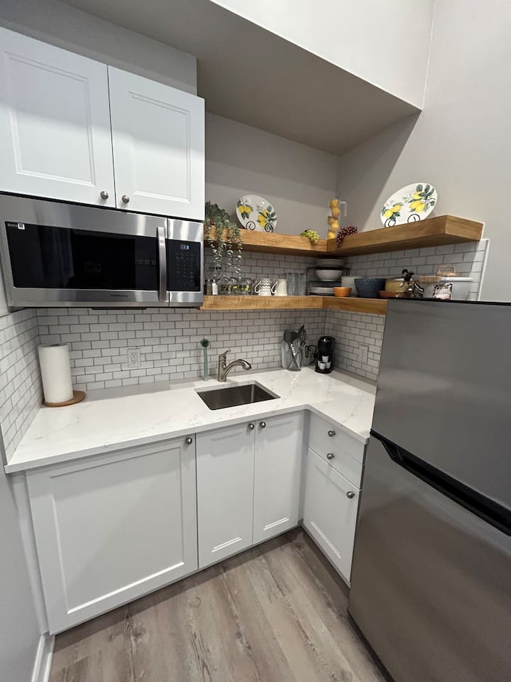 The Amber Studio - Private 1br Downtown Apartment - London, ON, Canada