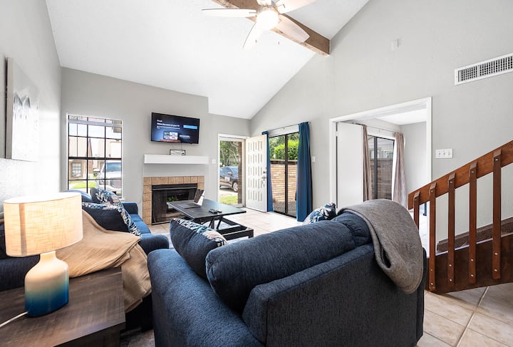 Stylish Furnished Townhome - League City, TX