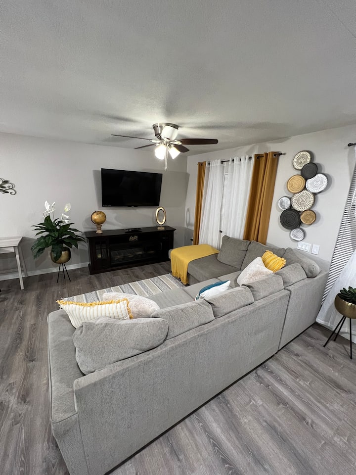 Luxurious & Convenient Townhouse - Mesa, AZ