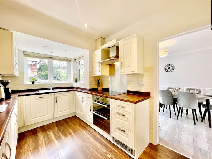 Modern 3-bed Chigwell House With Free Parking - Ilford