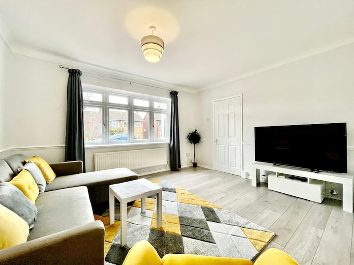 Stylish 3-bed Chigwell House With Free Parking - Ilford