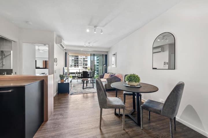 South Bank Styling! ~ 1bed, 1bath, 1car, Balcony - 米爾頓