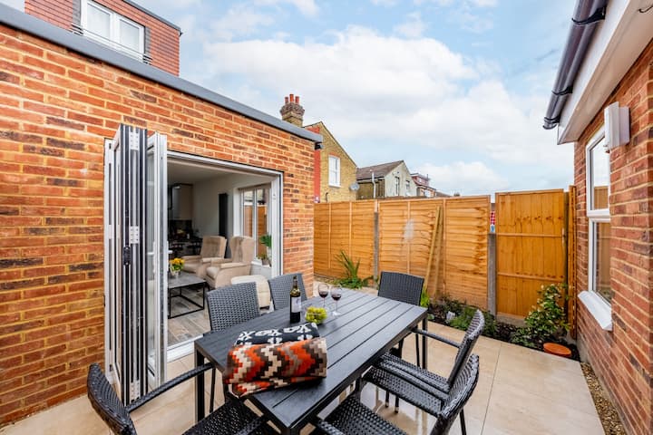 The Fijian Lady's Home (S) – Luxury Home W/ Garden - London Heathrow Airport (LHR)