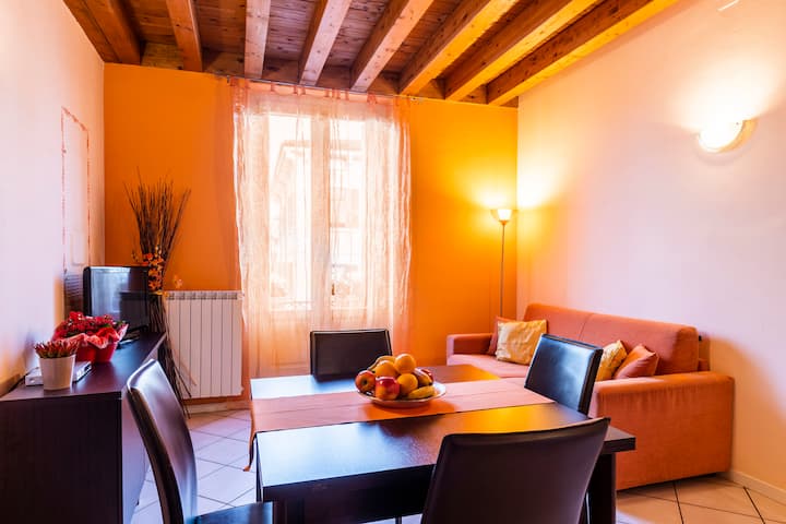 Bilocale Ampio Con Balcone Vista Piazza Malvezzi - Desenzano del Garda