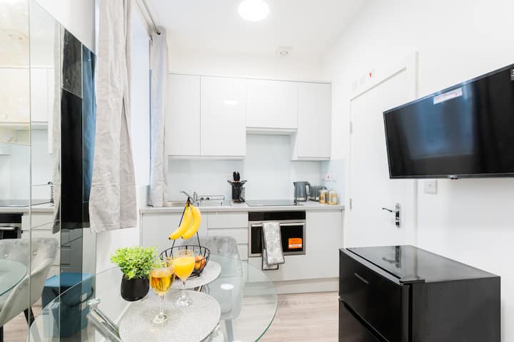 Entire Apartment,  30 Mins To Oxford Street.bus 18 - Londen