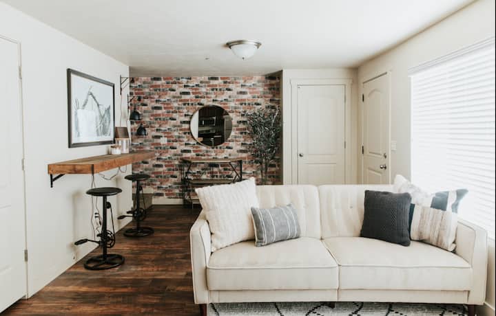 Chic Downtown Provo 1-bedroom Townhome - Provo, UT