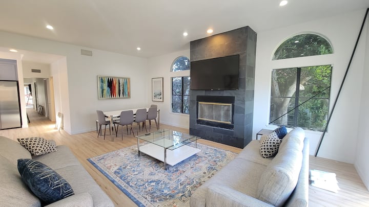Stunning 4 Bedroom, 1 Block To The Beach! - Santa Monica, CA