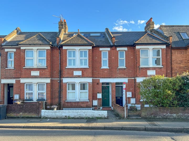 Modern & Relaxing Home - Surbiton