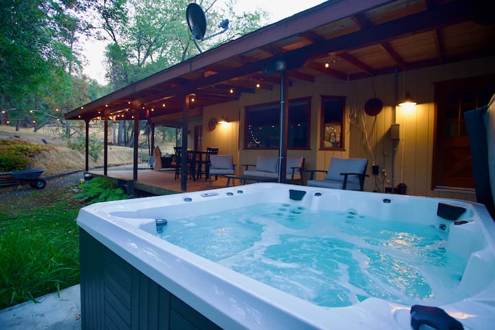 Mid Century Ranch / Hot Tub Yosemite Destination - Wawona, CA