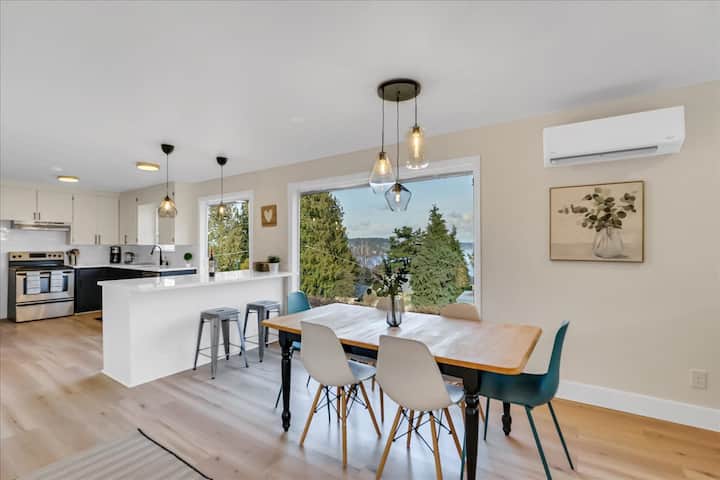 Seattle Lake View 6 Br/2 Ba House + Carport - Seattle