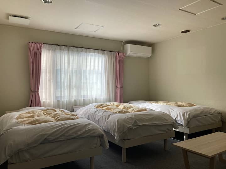 ゲストハウスの洋室トリプルルーム(トイレ・洗面・シャワー付き) - 別府市