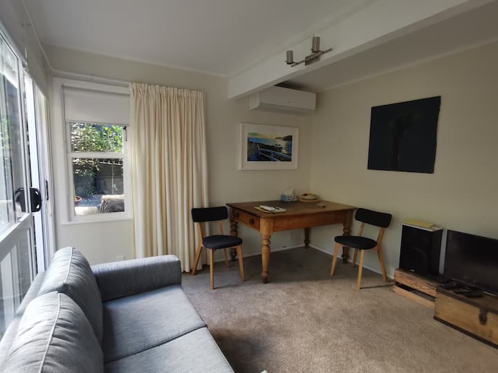 2 Bedroom @ Island Bay, Private & Close To Beach - Wellington