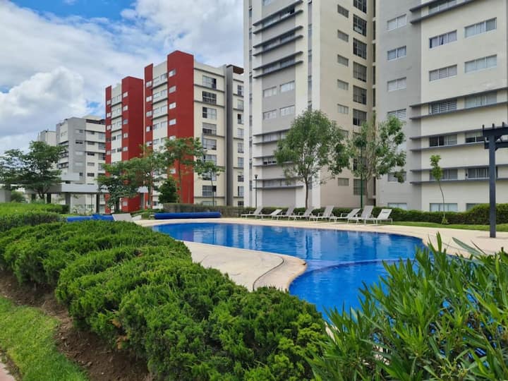 Depto. Entero Cerca Akron, Piso 2, Alberca. - Tlaquepaque