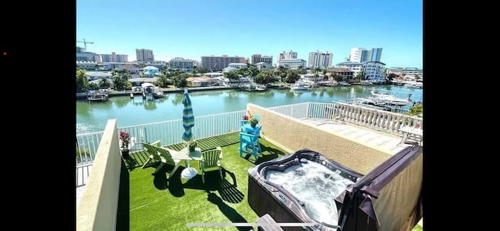 2 Blks To The Beach And Rooftop Patio Sunsets - Clearwater Beach, FL