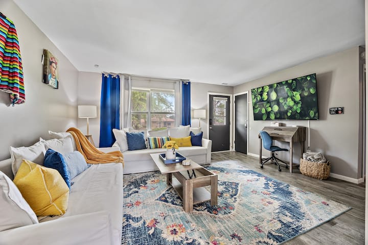 *Mexican Themed Apt 75"tv_wifi_parking_sleeps8 - Aurora, IL