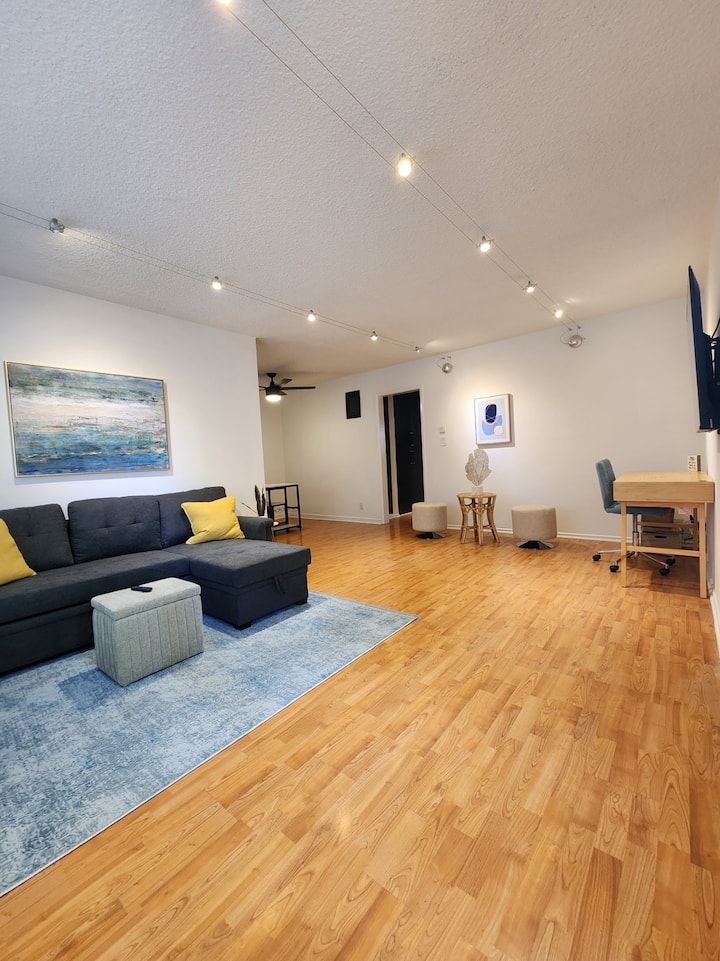 Spacious 1 Bedroom 1 Bath Condo With Parking - Santa Monica, CA