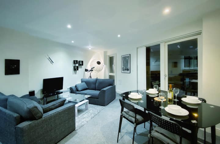 Two Bedroom Luxury Apt With Film Style - Swansea
