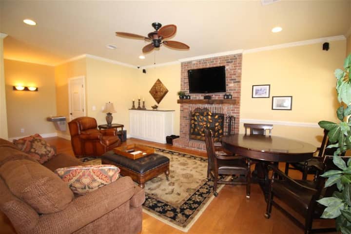 Gated Townhouse In Clemson With Pool And Gas Grill - Clemson, SC