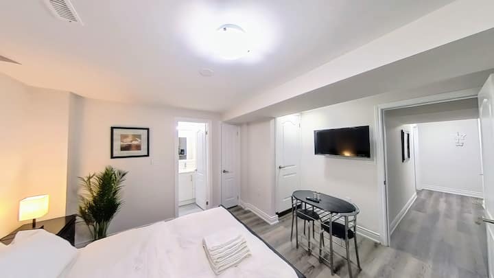 Studio Apt Near Toronto Airport/with Free Parking - Mississauga