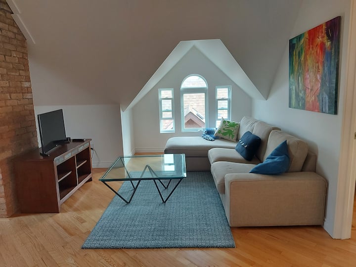 Beautiful Central 2-bedroom, 2-story Near River - Calgary