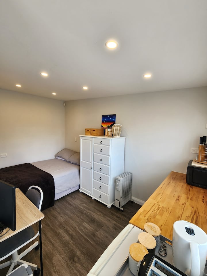 Semi-self Contained Studio In Petone - Wellington