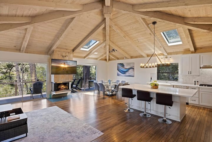 Carmel Hilltop Retreat - Views, Fire Pit, Hot Tub! - Carmel-by-the-Sea, CA