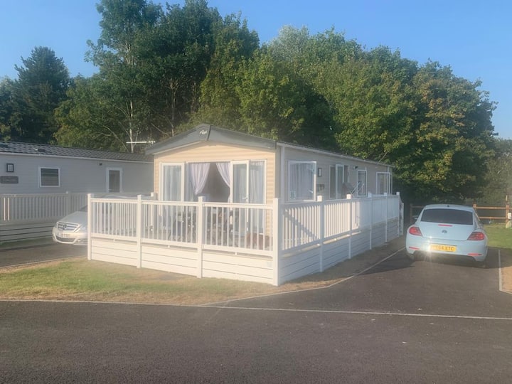 Fabulous Caravan, Bed Linen Included! - Saxmundham