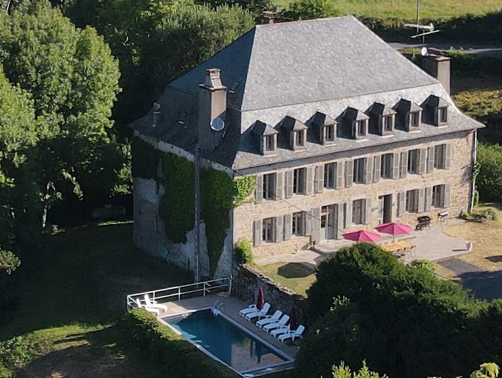 Belle Et Confortable Demeure Du Xvii èMe Siècle - Cantal