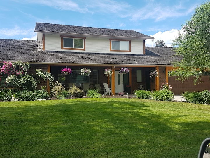 Across From The Lake 3 Bedroom Home - Kelowna