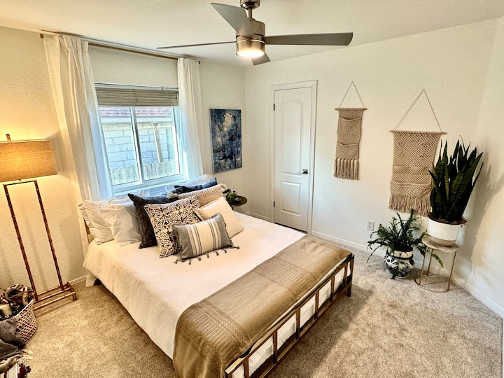 Stylish Bedroom & Shared Bath - Austin, TX