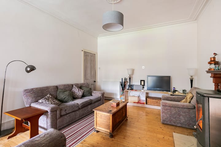 Quiet Room In Large House. - Aberdeen, UK