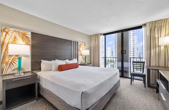 Newly Renovated, Light Filled Studio W/ King Bed - Honolulu, HI