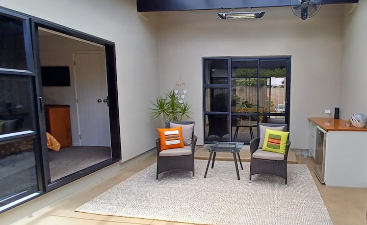 Separate Accommodation With Conservatory - Napier