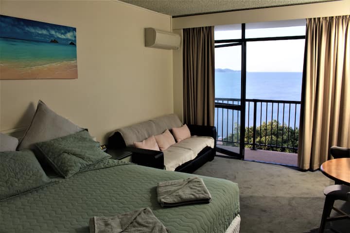 Beachfront Overlooking The Coral Sea - Townsville