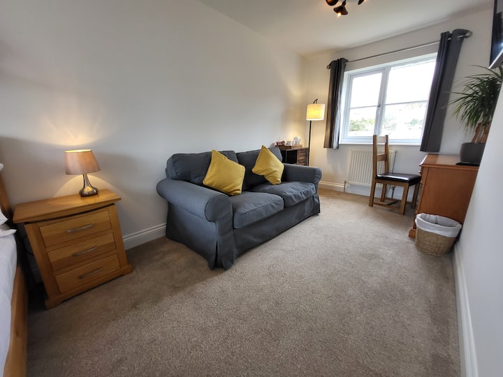 Spacious Double Room & Private Bathroom - Chippenham