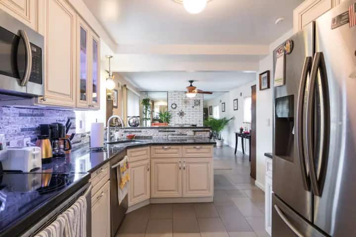 Serenity Home (2 Bd/2 Queen - 1 Bath) - Southfield, MI