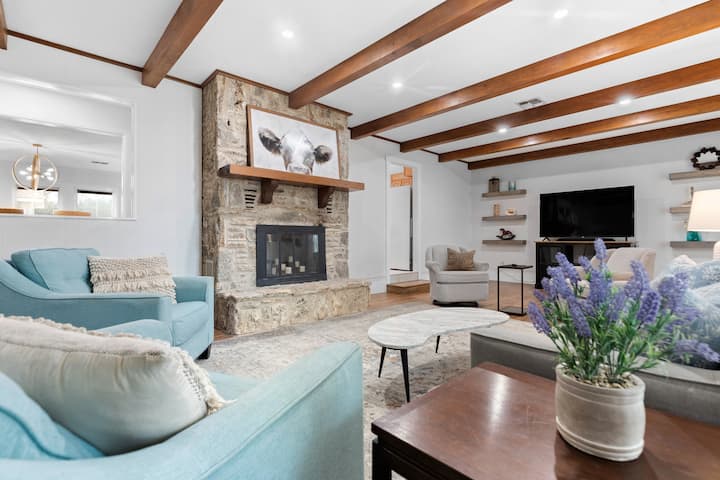 Spacious 3 Bed/3 Bath In Town! Fire Pit & Grill! - Fredericksburg, TX