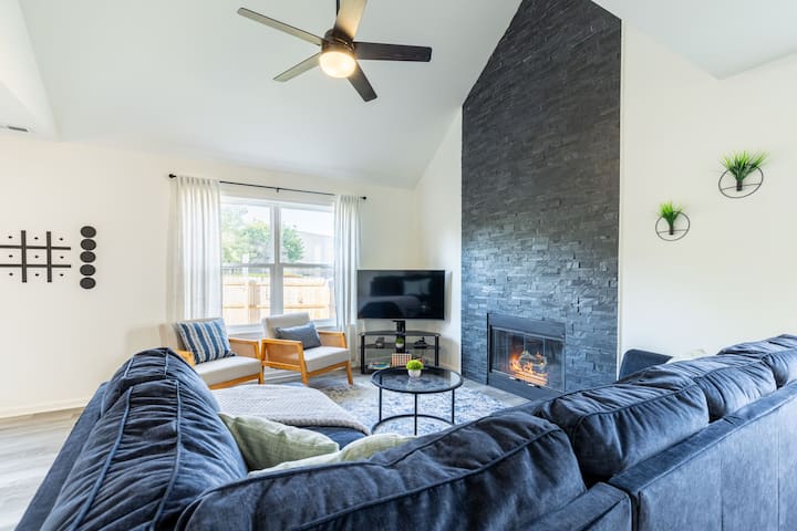 Lawrence Layup - Cozy King Suite, Family Fun, Ku - Lawrence, KS