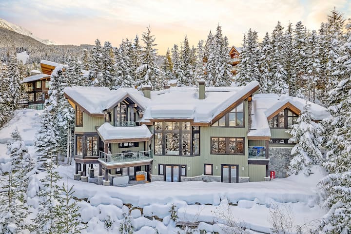 Slope Side Chalet | Ski-in/out | Hot Tub - Whistler Blackcomb