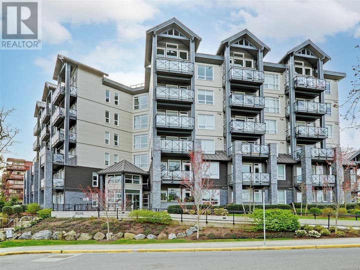 2 Bedroom Condo & Rooftop Patio *One Month Minimum - Vancouver Island